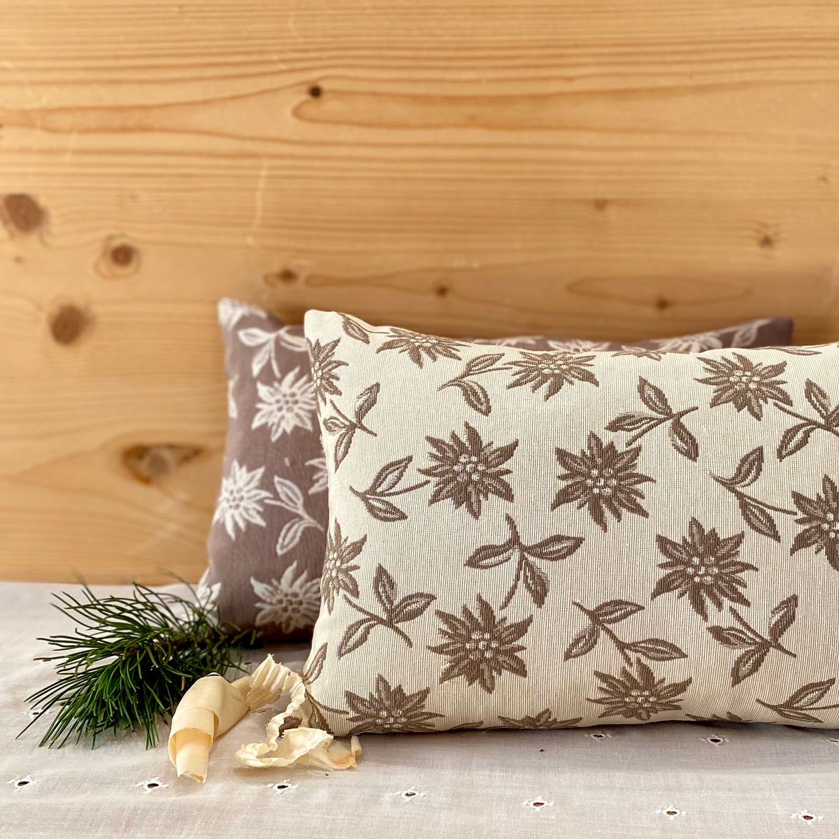 Cuscino tirolese con stelle alpine al profumo di legno